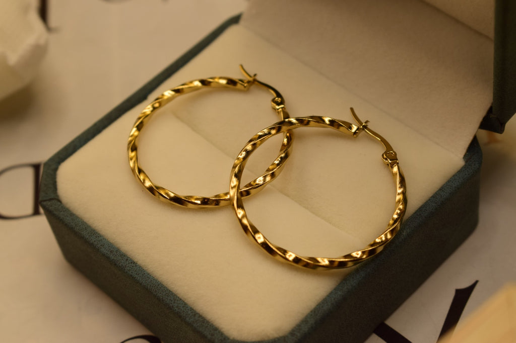 Buy Pakistani Earrings for Women Online | Gold Earrings | Meerzah